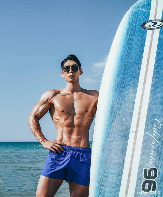 帅颜男模秀“虎背蜂腰”的好身材，精壮扎实的肌肉尽显男友力_男生_初恋_健身房