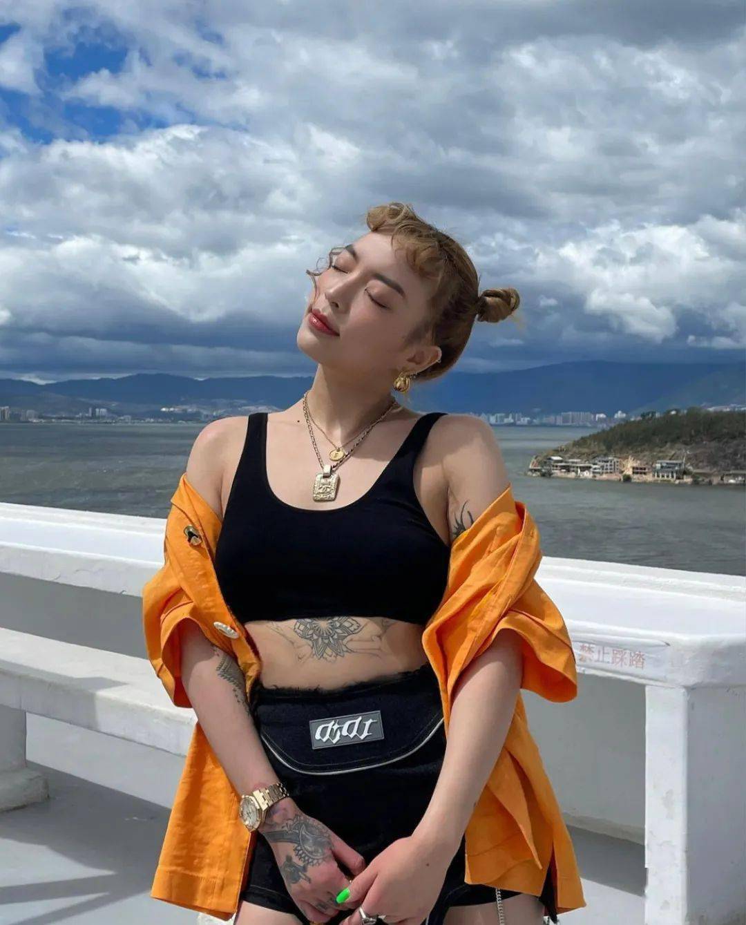 VaVa "私密纹身" 有什么内涵！？浴缸大秀释放狂野性感风！网友：这还是 VaVa 吗？_Vava_Rapper_展现