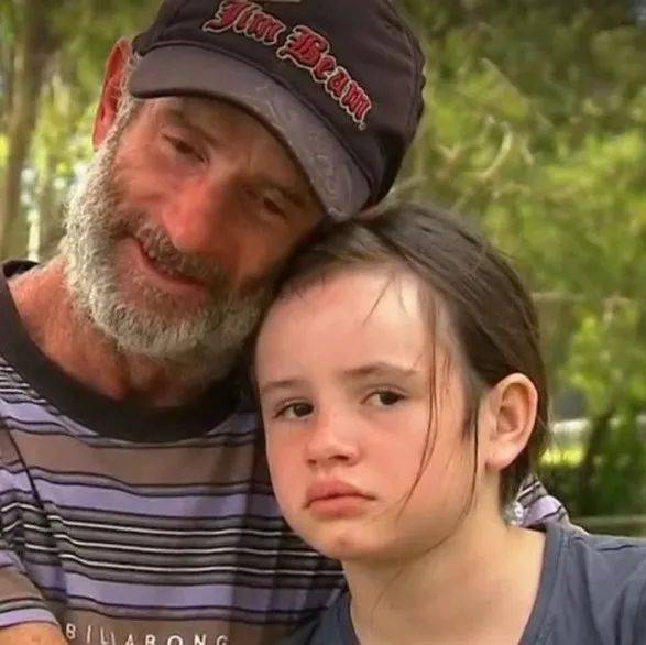 昆州父女被困洪水，靠一棵树坚持36小时最终自救！_女儿_Kira_绳子