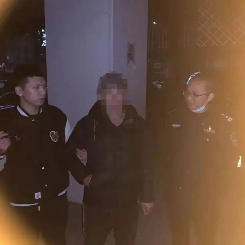 鬼鬼祟祟!他龙港偷手机被抓路某搬运三轮车