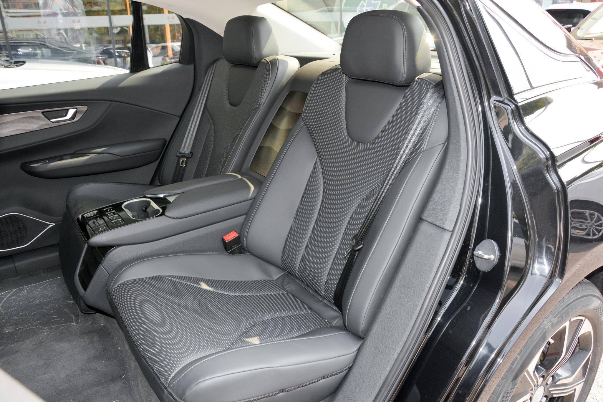 售23.98万，车长5040mm，纯电续航431公里，带你看红旗E-QM5_搜狐汽车_搜狐网