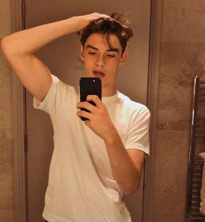 路易斯·帕特里奇为 PRADA 走秀！_Louis_都会_成为了