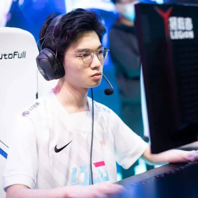 海外网友热议BLG击败OMG：LPL的超级强队出现了！Doggo更值得信赖_信心_Uzi_实力