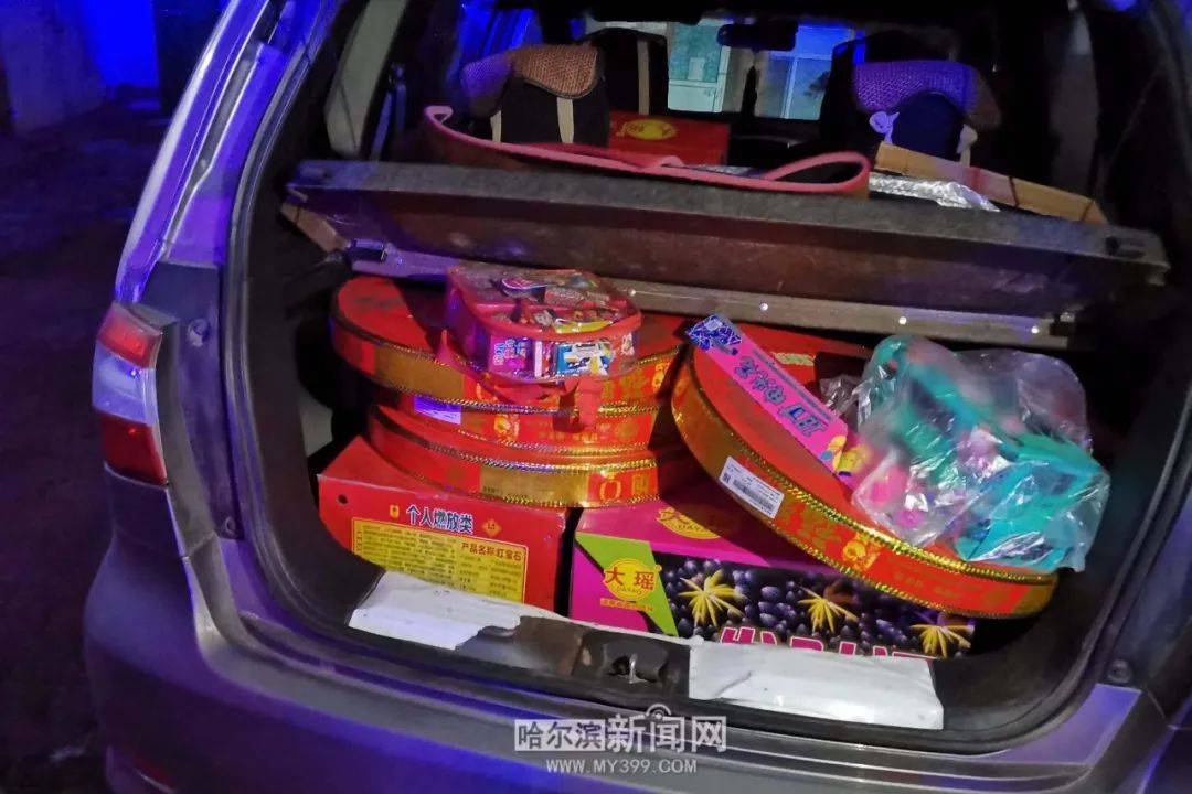 严查非法销售烟花|两人非法运输销售烟花爆竹被处罚,民警截车查获一批烟花爆竹进行车辆人员