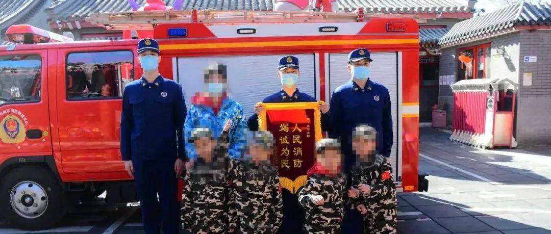 急！手机不慎掉下水道 赞！蓝朋友暖心救助获赠锦旗_安定门街道_东城区_进行