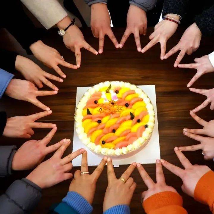 玫瑰书香 巾帼芳华——山西画报社开展赠书活动欢庆 三八”国际劳动妇女节发展节日焦石峰
