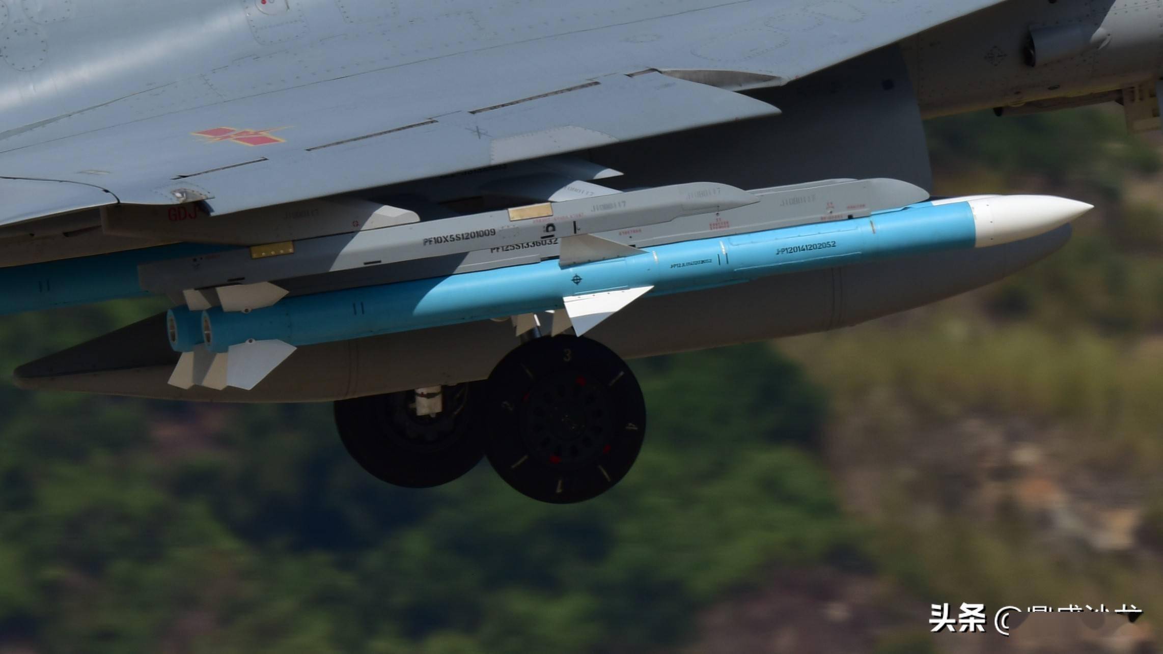 小巴喜迎首批J-10CE，携带4枚PL15+2枚PL10导弹，不惧“阵风”_巴基斯坦空军_战斗机_雷达