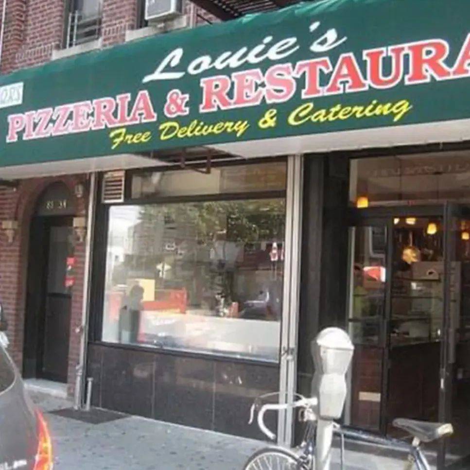 开披萨店的平民英雄：亚裔老太被抢，这对父子出手相救..._Louie's_歹徒_Cazim