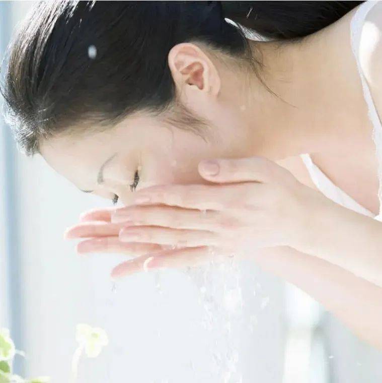 美女们,护肤的正确步骤请查收,3个步骤让你的皮肤美起来~护肤品补充水分