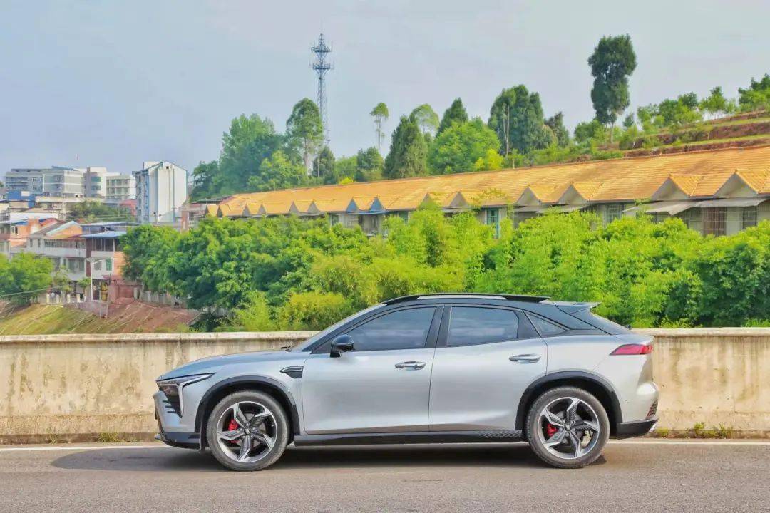 试驾奔腾B70S:轿跑造型很帅气，2.0T+6AT动力够足_搜狐汽车_搜狐网