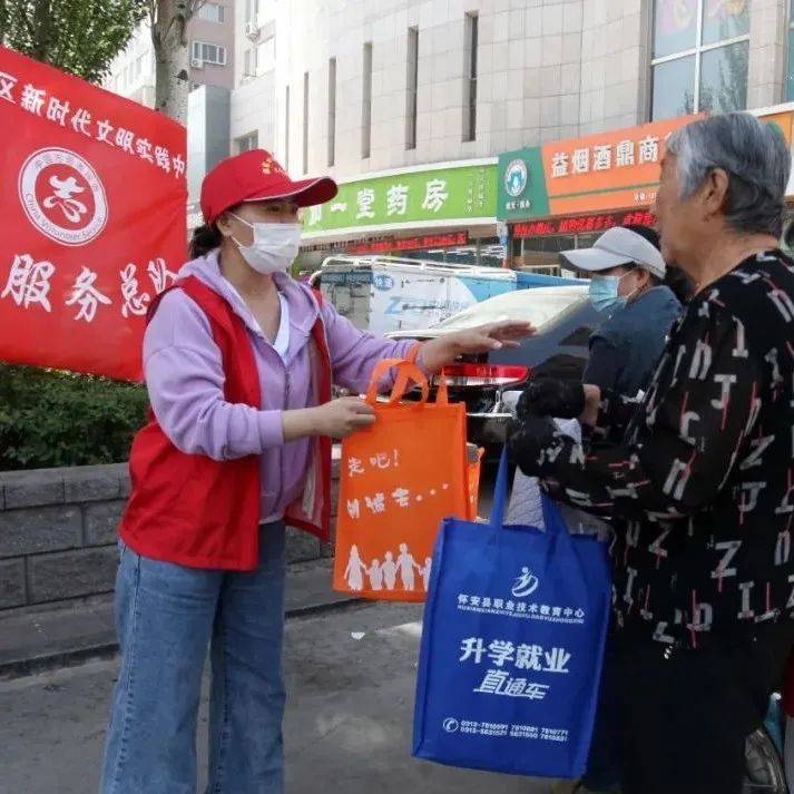 创城为民·共建共享丨区委宣传部志愿服务队开展 全民戴口罩”文明 随时宣、随手劝、随即送”志愿服务活动疫情防控