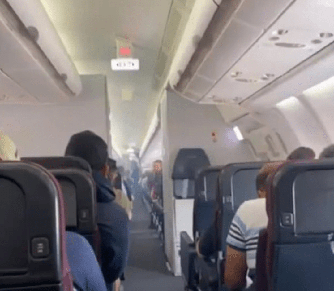 惊魂！澳航客机空中遇险，乘客向亲友发遗言，同日又一飞机坠毁，22人死亡！ “飞机事故”频发，引发乘客担忧 - 液压汇