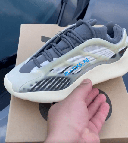 YEEZY新斑马设计？700 V3新款实物曝光！_Fade_选择了_马尼亚