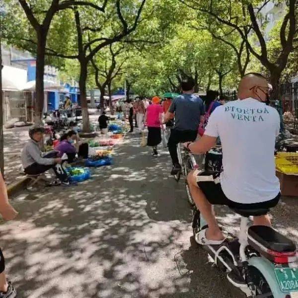 网友爆料:小贩占道经营太任性!造成大厂一小区道路长期交通堵塞!路都汽车现象
