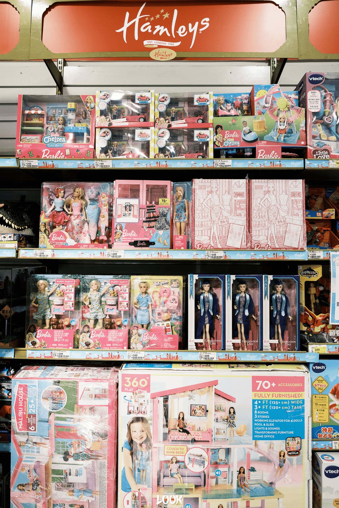 LOOK | 英国最大玩具店Hamleys，上海也有了_JellyCat_玩偶_区域