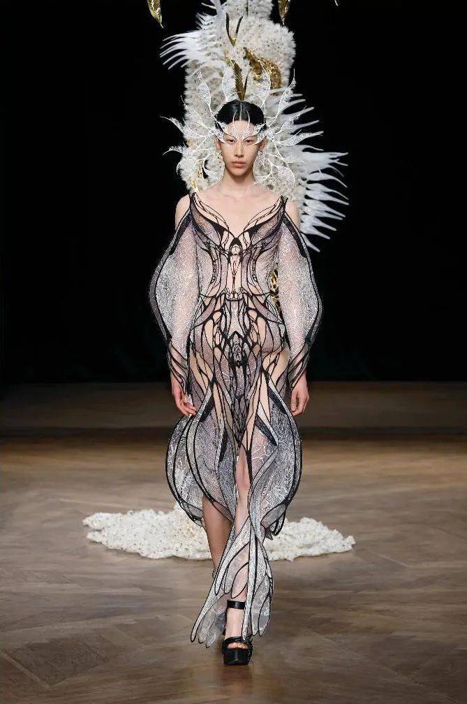 “充满梦幻与科技的3D时尚”Iris Van Herpen 2022秋冬高级定制系列_造型_品牌_Van