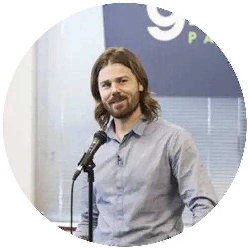 美国最有良心老板大翻车！自砍百万年薪补贴员工，却PUA雇员性侵多位女性_克里斯蒂_公司_Dan