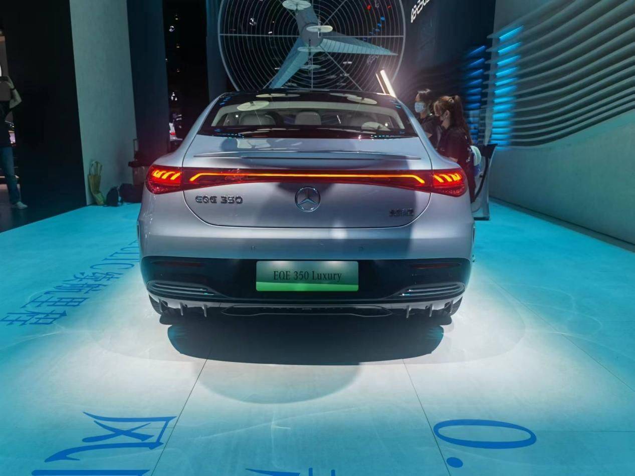 2022成都车展：首台EVA平台国产车型 52.8万起售 奔驰EQE公众亮相_搜狐汽车_搜狐网