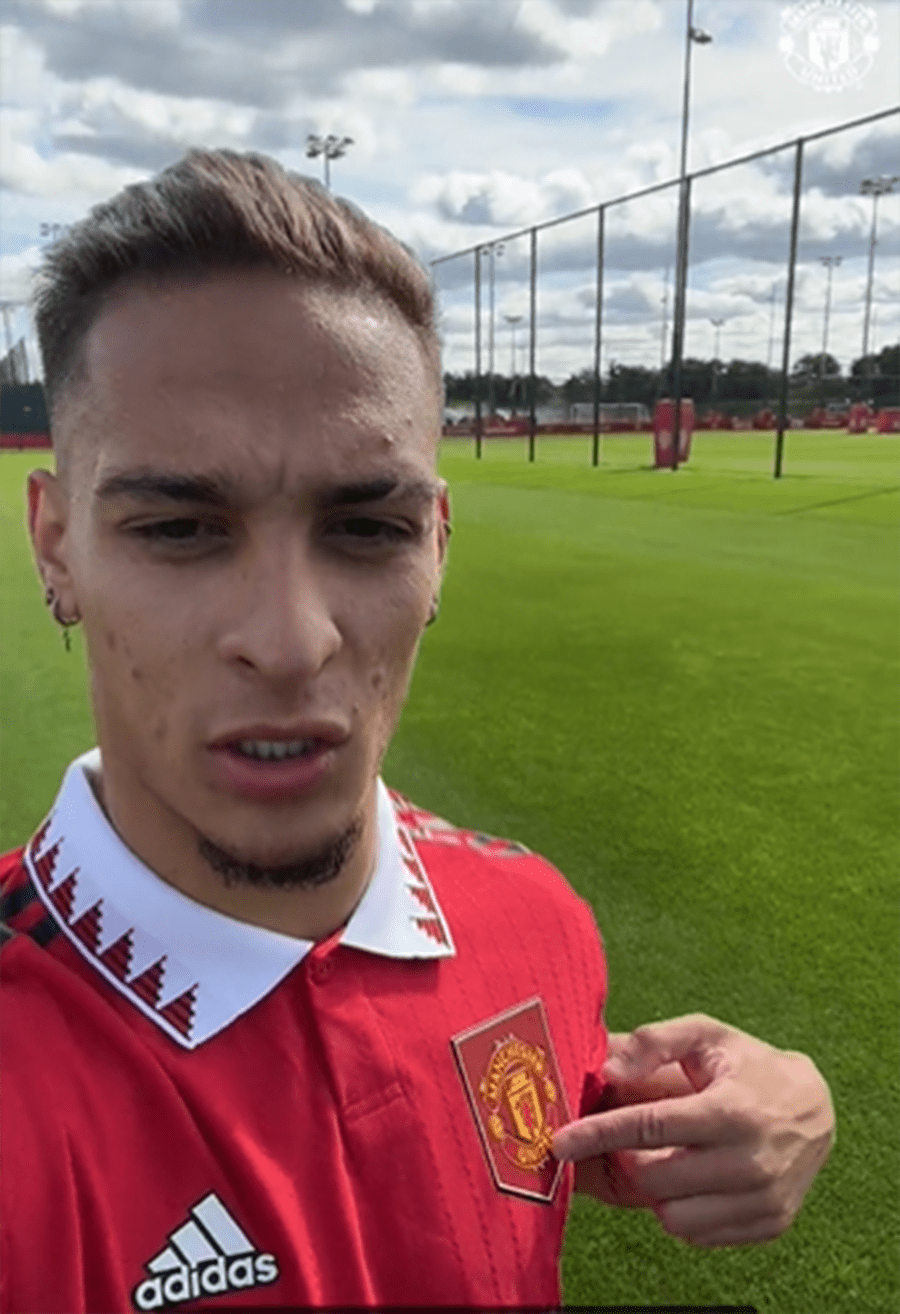 安东尼披曼联球衣正式亮相，号码未官宣！周日对阿森纳或替补首秀_哈格_阿贾克斯_官宣