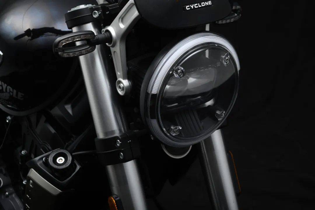 36800元 赛科龙性能复古RE560开启预售，零百加速4.5秒！_搜狐汽车_搜狐网