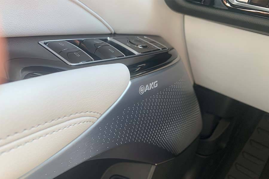 搭载19个扬声器，AKG梅花标加持，实车体验凯迪拉克LYRIQ锐歌音响系统_搜狐汽车_搜狐网