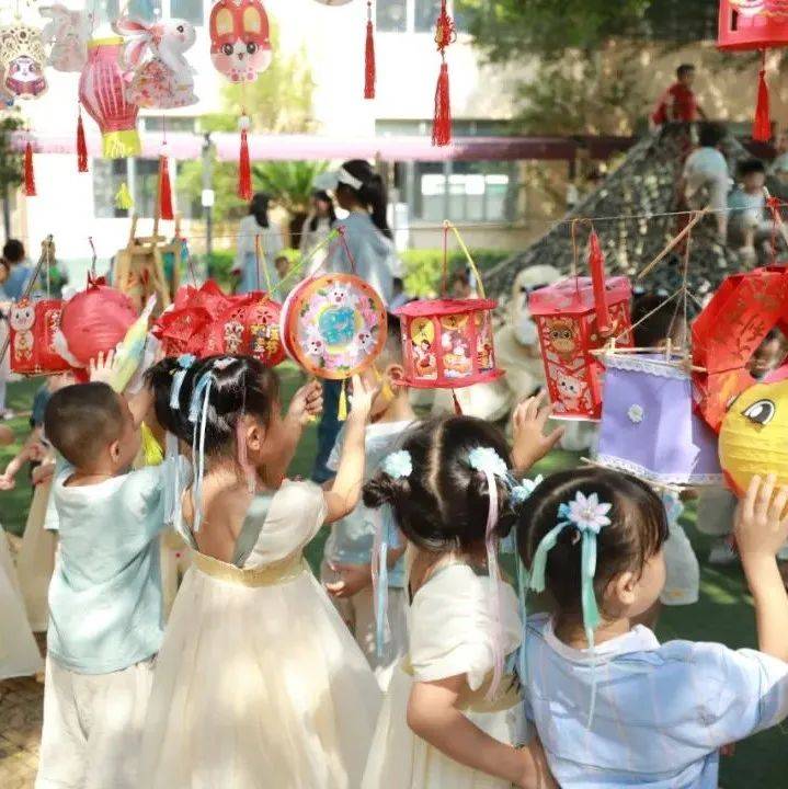 钟山：“赏花灯 逛画展” 体验民俗迎中秋_灯笼_幼儿园_传统