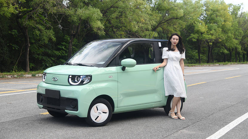 可爱风微型电动车二选一，QQ冰淇淋和宏光MINIEV你站谁？_搜狐汽车_搜狐网