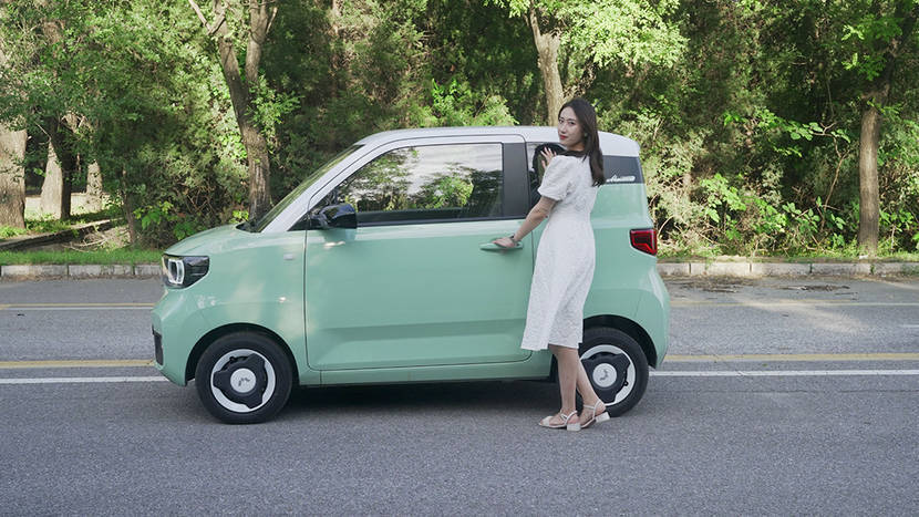 可爱风微型电动车二选一，QQ冰淇淋和宏光MINIEV你站谁？_搜狐汽车_搜狐网