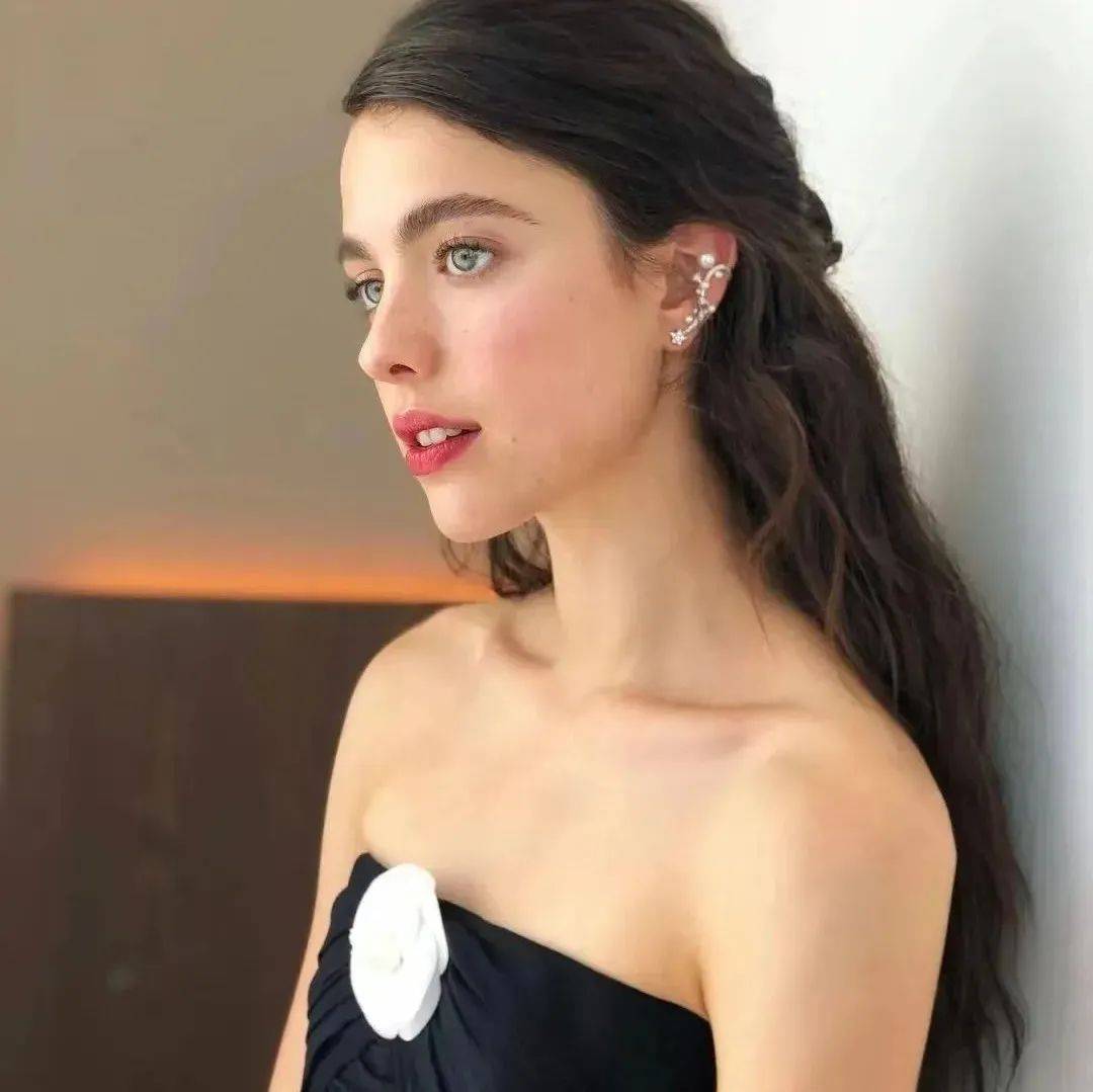 她靠什么活成了高级美的典范？_女孩_Qualley_summer