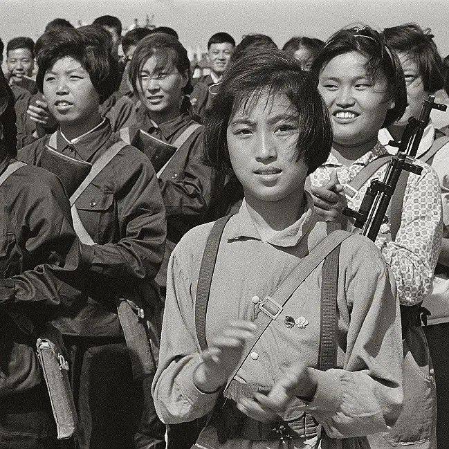 罕见老照片：1965年的中国，虽然穷，但人们的精气神很足_北京_小孩_天安门广场