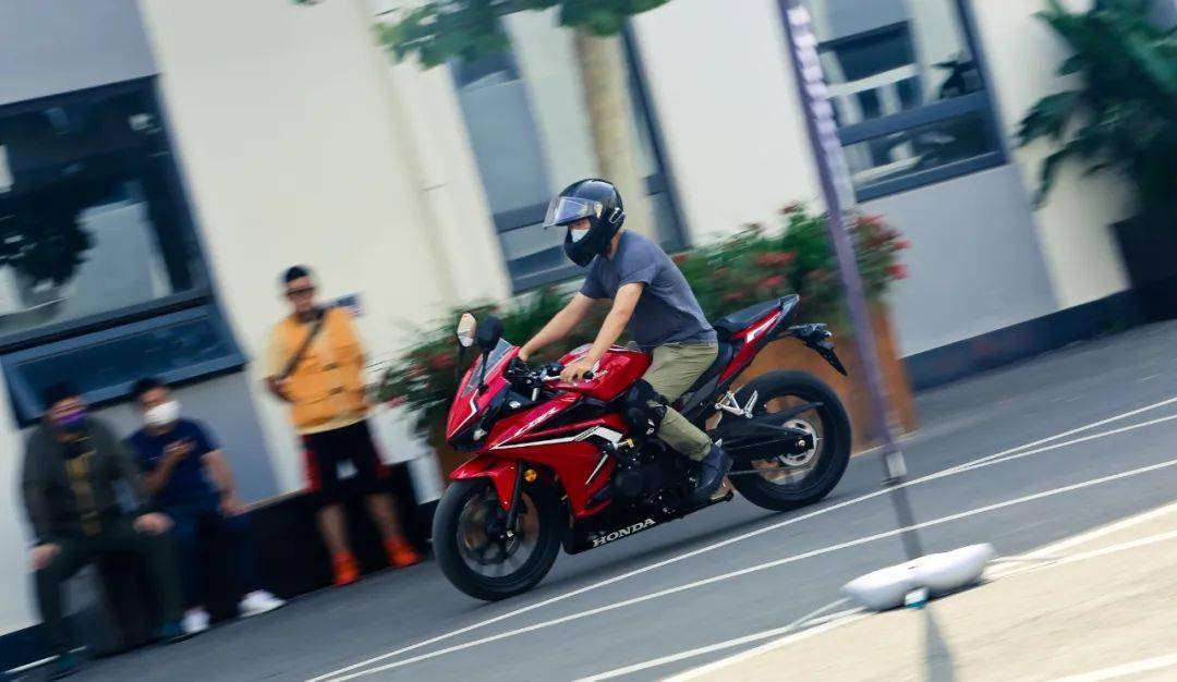 CBR400R首场试驾！女车友是这么说的_搜狐汽车_搜狐网