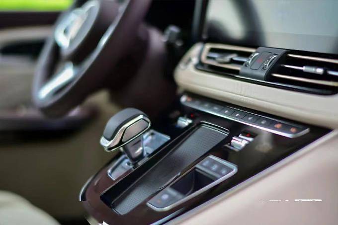 红旗HQ9明天上市！4S店曝光核心配置 预计38万起售_搜狐汽车_搜狐网