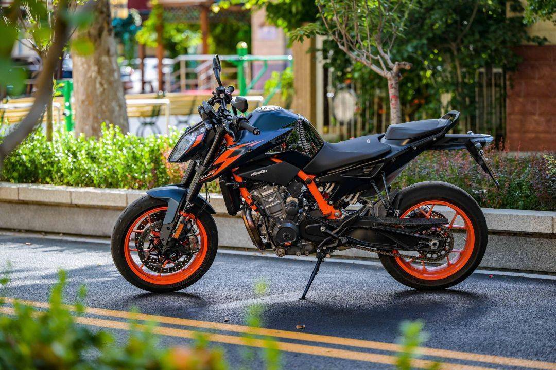 车评：超级利刃出鞘，又快又猛的KTM 890 DUKE R！_搜狐汽车_搜狐网