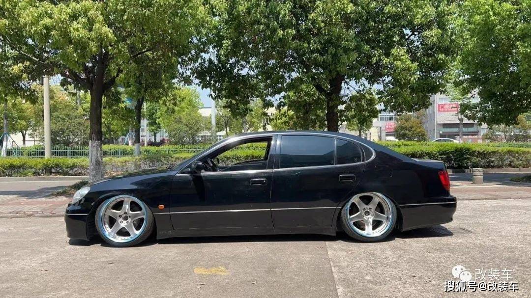 雷克萨斯GS300变身成"VIP大佬"，简单的改装就能展现出它的气质_搜狐汽车_搜狐网