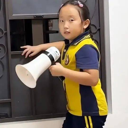 9岁杨子钰成父母“摇钱树”？妈妈靠她吸粉13W，直接辍学带货_女儿_年级_衣服