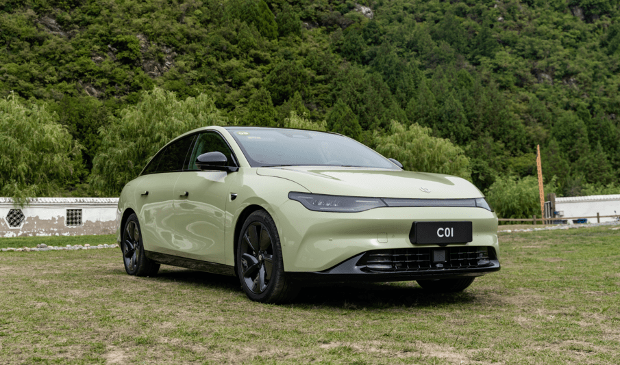 实拍零跑C01：3.66s破百！续航717km 纯电轿车“价格屠夫”？_搜狐汽车_搜狐网