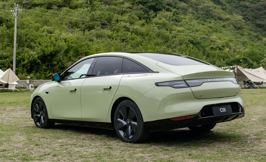 实拍零跑C01：3.66s破百！续航717km 纯电轿车“价格屠夫”？_搜狐汽车_搜狐网