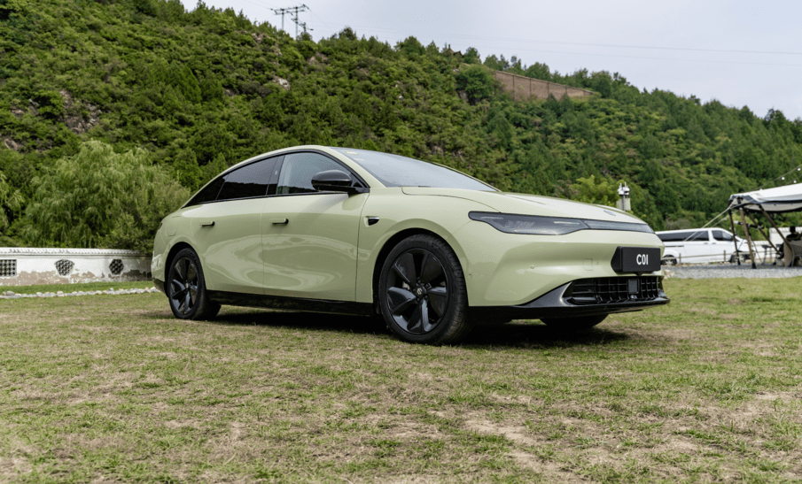 实拍零跑C01：3.66s破百！续航717km 纯电轿车“价格屠夫”？_搜狐汽车_搜狐网