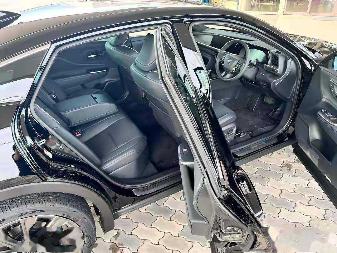 全新丰田皇冠亮相街头，尺寸不输大众迈腾，2.4T+6AT，犀利_搜狐汽车_搜狐网