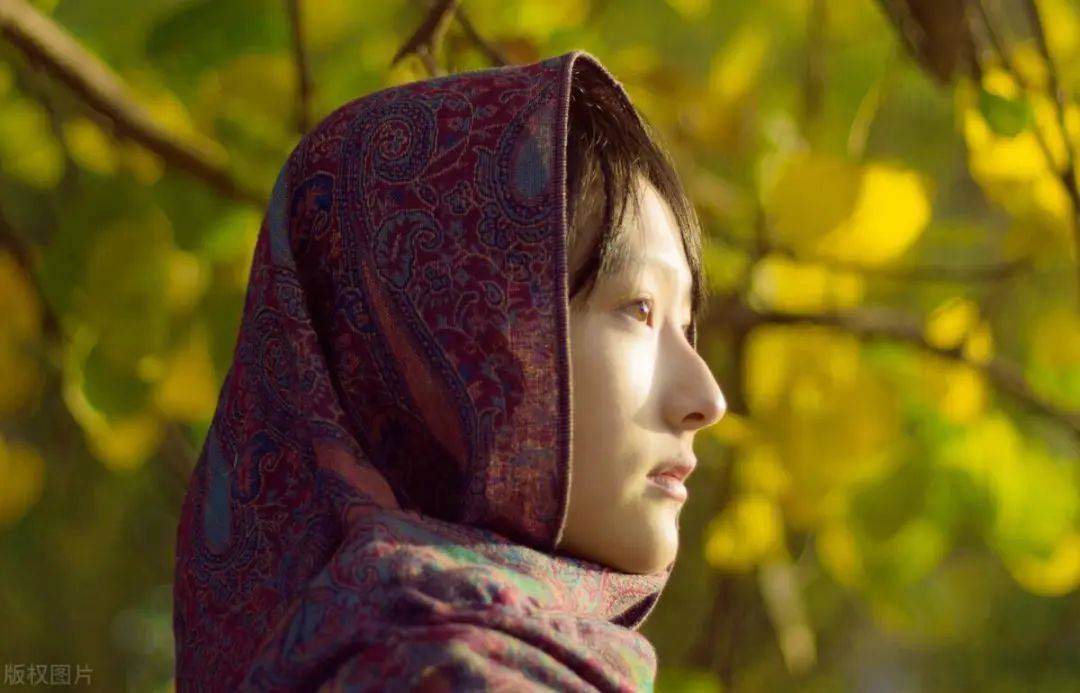 女生早上护肤坚持3个小习惯,皮肤清透细腻,轻松养成 瓷肌脸”时候进行效果