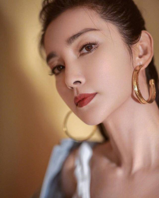 48岁李冰冰太年轻，穿短款针织背心秀身材，成套牛仔装很帅气_外套_白色_时尚