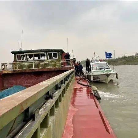 【执法支队】辖区船舶遇险搁浅 执法人员及时救助_交通_报警_船主