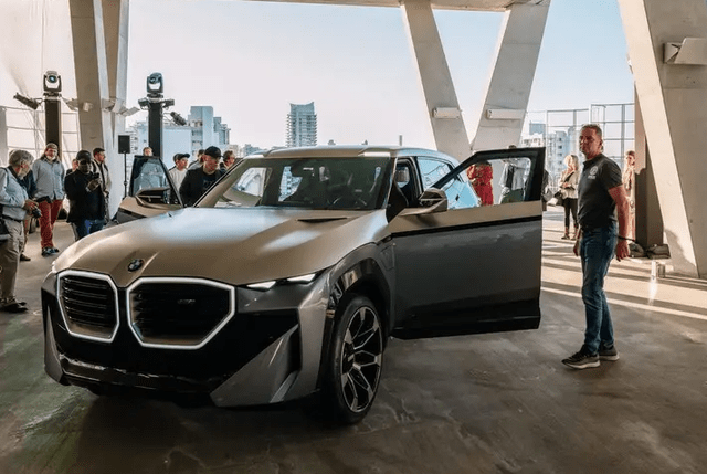 全新宝马旗舰SUV开售，4.4T插电混动，735匹马力，还要啥路虎揽胜_搜狐汽车_搜狐网