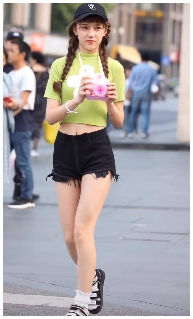 建议凉鞋别再配白袜了,土!女孩换上 萝莉袜”后,又甜又潮袜子感觉姐姐