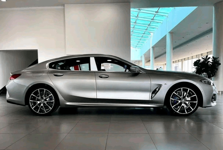 实拍全新宝马M8，搭4.4T V8引擎，3.2秒破百，还看帕拉梅拉？_搜狐汽车_搜狐网