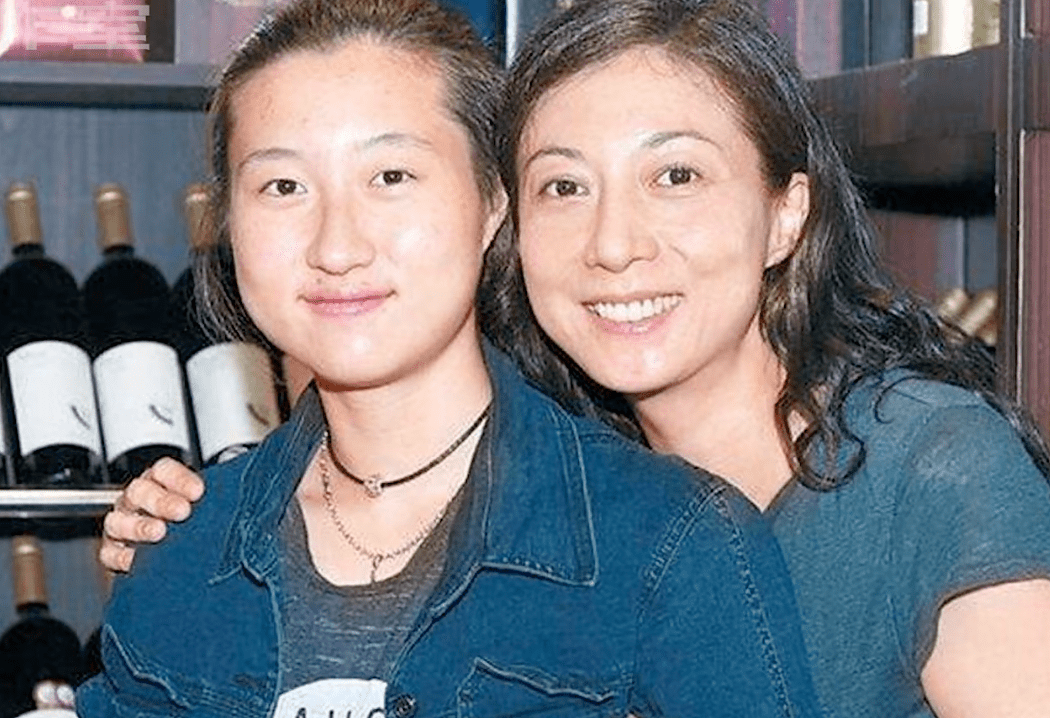 成龙的女儿，在求救_吴绮莉_吴卓_母亲