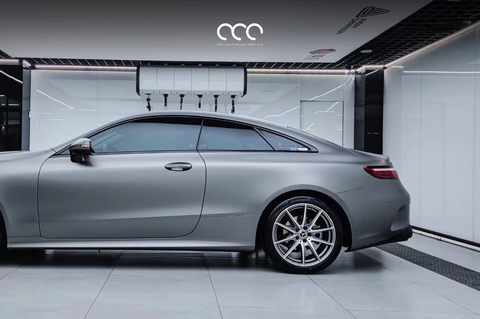 奔驰E53漫彩改色膜PET山灰，优雅神秘之感_搜狐汽车_搜狐网