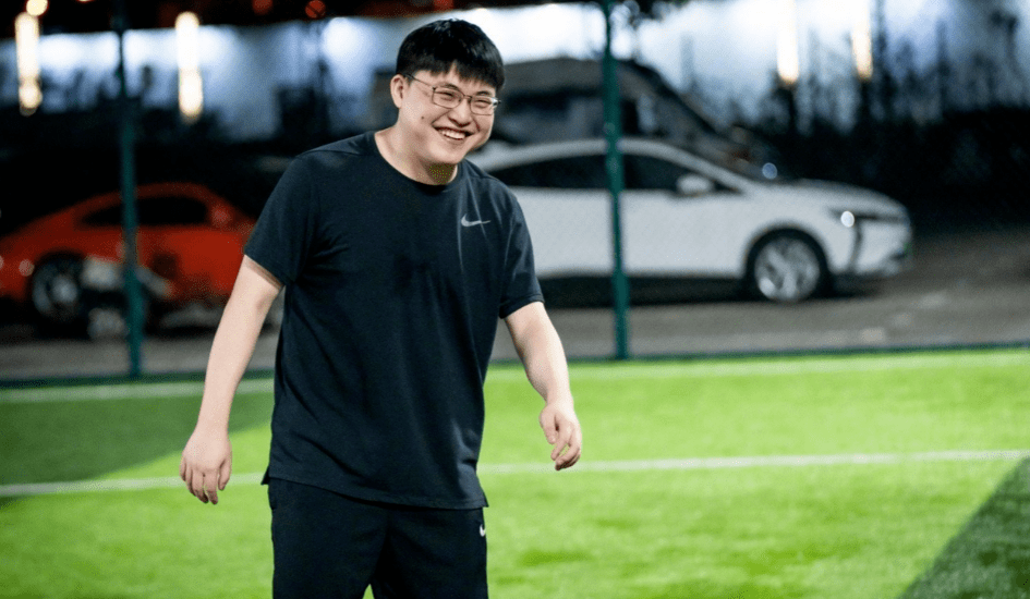 UZI又要复出了？成功签约NIKE！_比赛_运动_咪咪