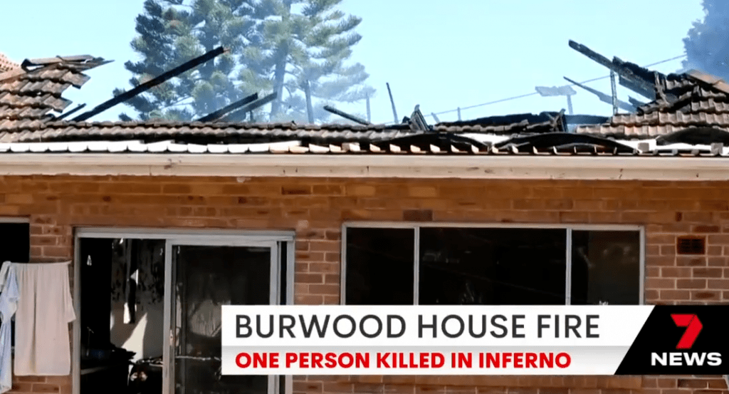 澳华人区民宅突发大火，一人死亡！屋顶被烧穿_进行_澳洲_Burwood