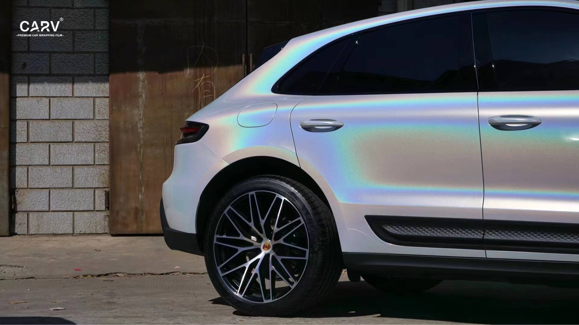 保时捷Macan卡孚CARV改色膜白金镭射白，白变彩虹色_搜狐汽车_搜狐网